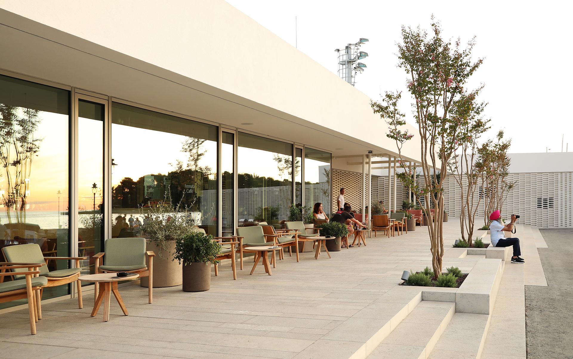 Public square, pier and island hotels reception | 3LHD